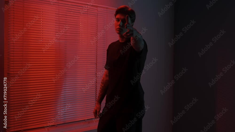 Vidéo Stock Portrait of male model in dark studio. Young man in t-shirt ...