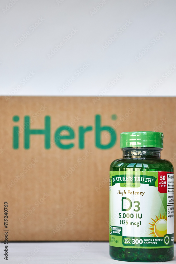 Nature's Truth Company, green jar High Potency Vitamin D3, Quick Release Softgels. Brown ...