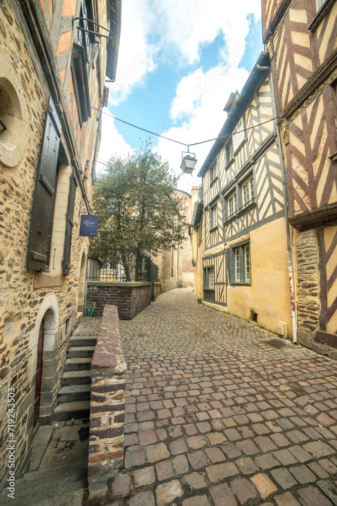 rue pavée dans le centre historique de Rennes en Bretagne, rue de la ...