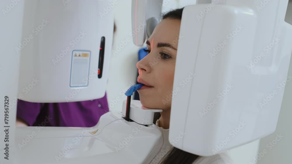 Vidéo Stock Woman patient bites in mouth bite block under guidance of ...