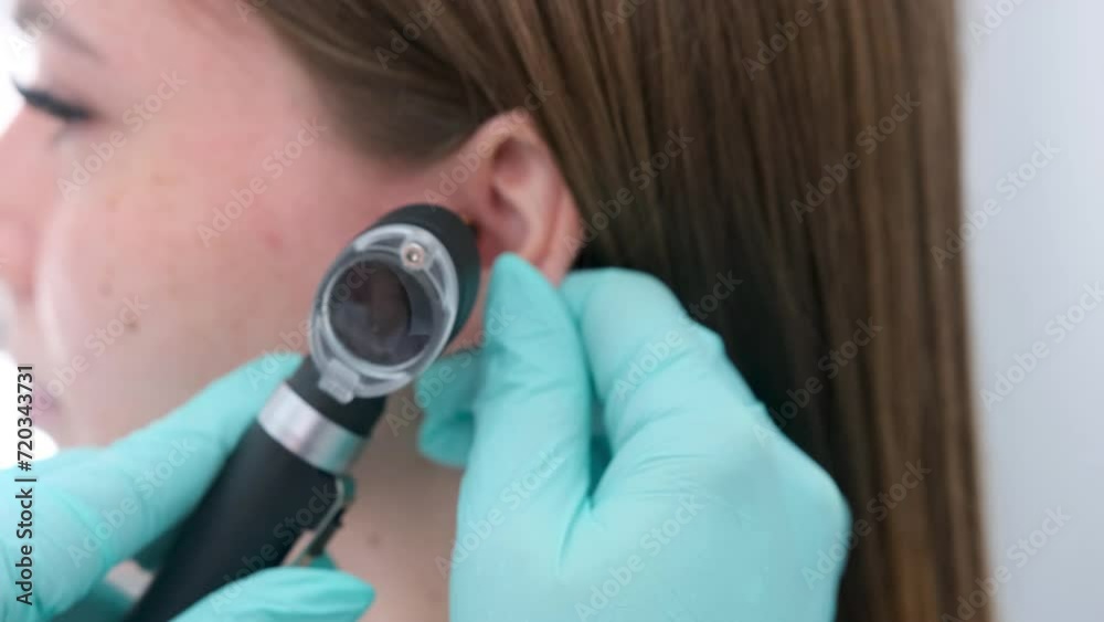 Vidéo Stock Examination by a surdologist of the outer ear, the auditory ...