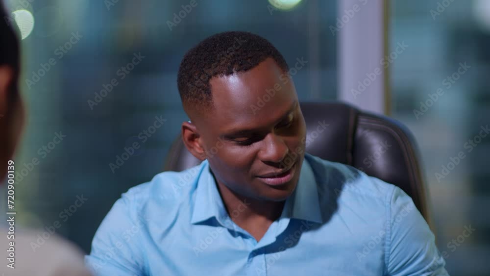 Vidéo Stock A dark-skinned man in a blue shirt conducts an interview in ...