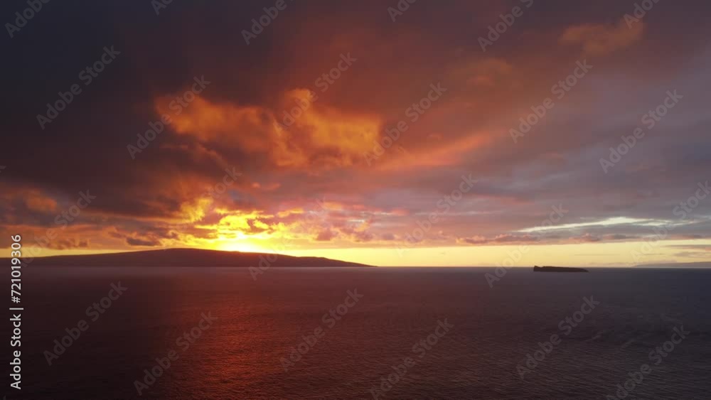 Beautiful colourful Sunset from Makena beach, Maui, Hawaii. Amazing ...