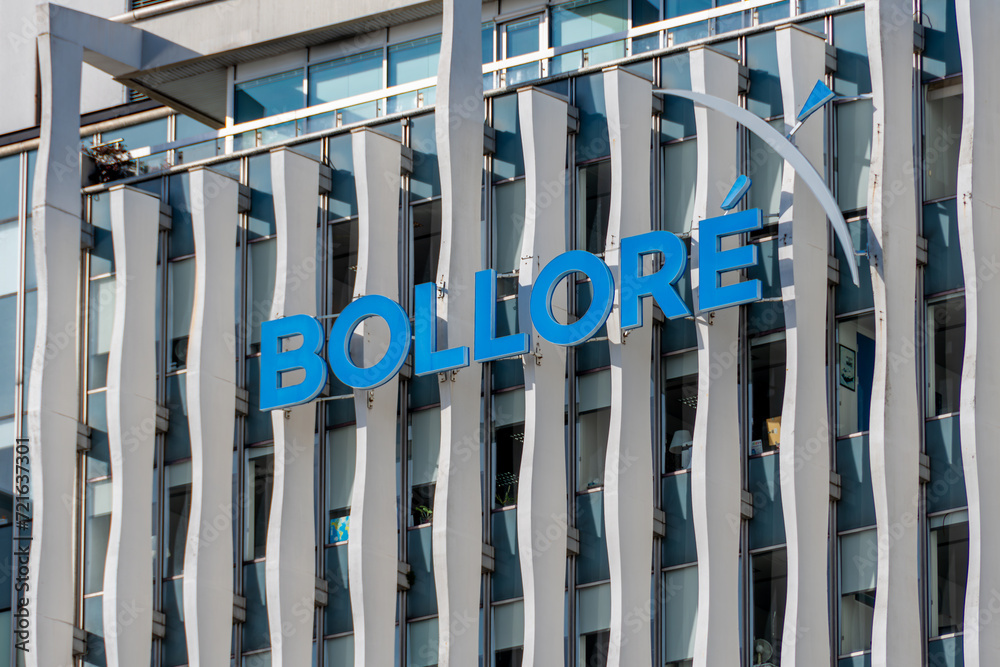 Puteaux, France - 26 janvier 2024: Logo de la tour Bolloré, siège ...