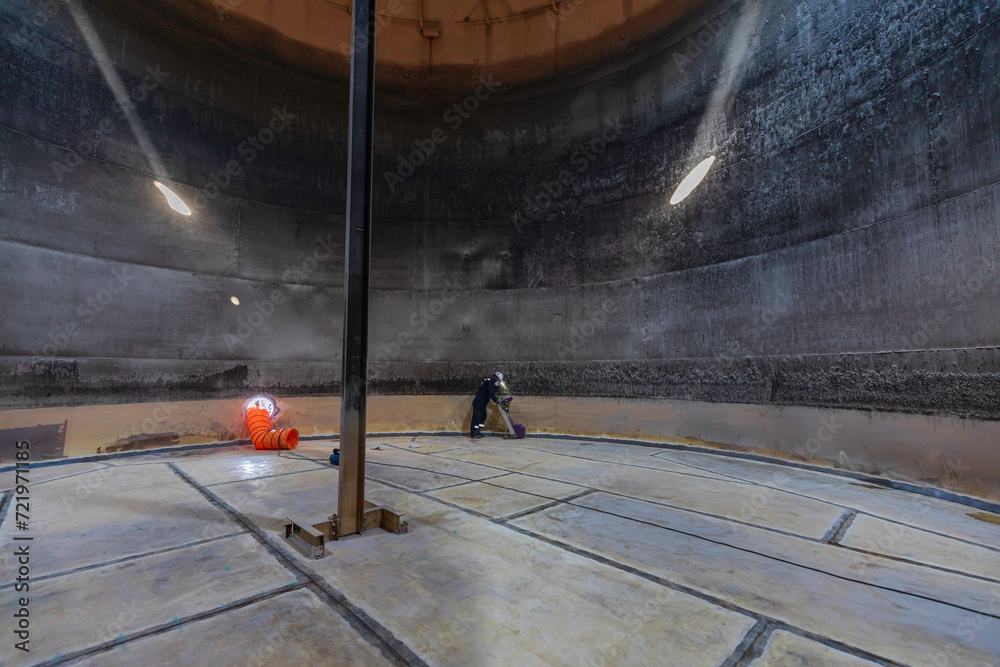 Male worker inspection floor scan tank external floating of rust wall ...