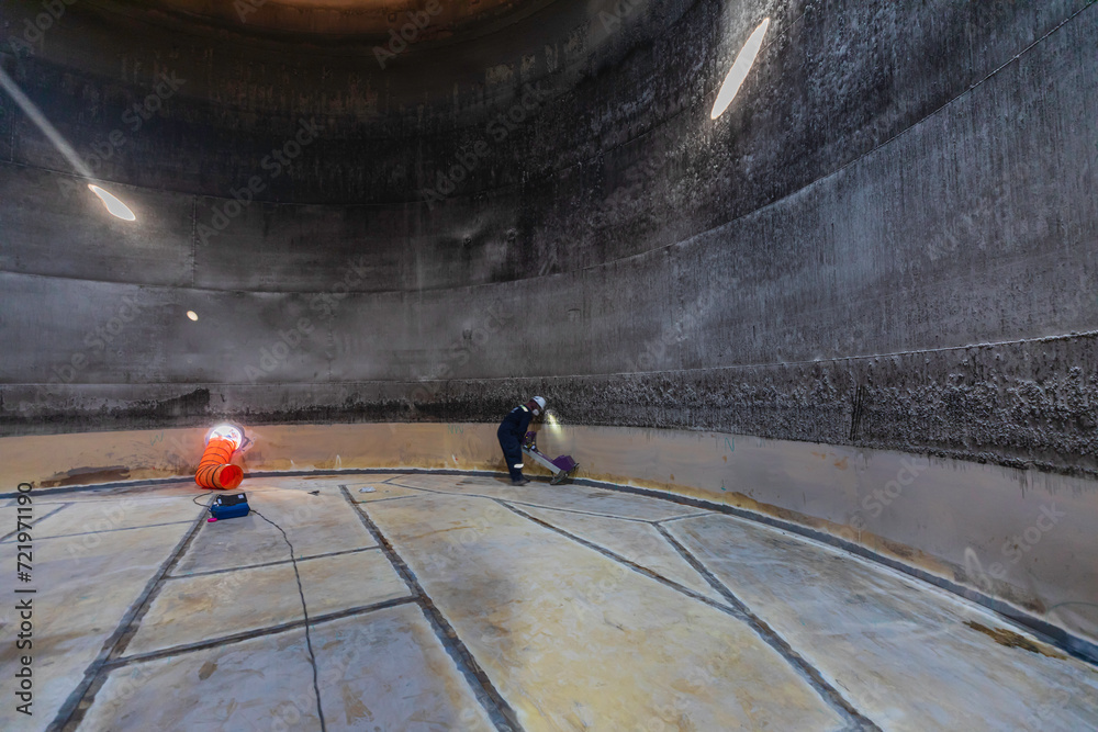 Male worker inspection floor scan tank external floating of rust wall ...