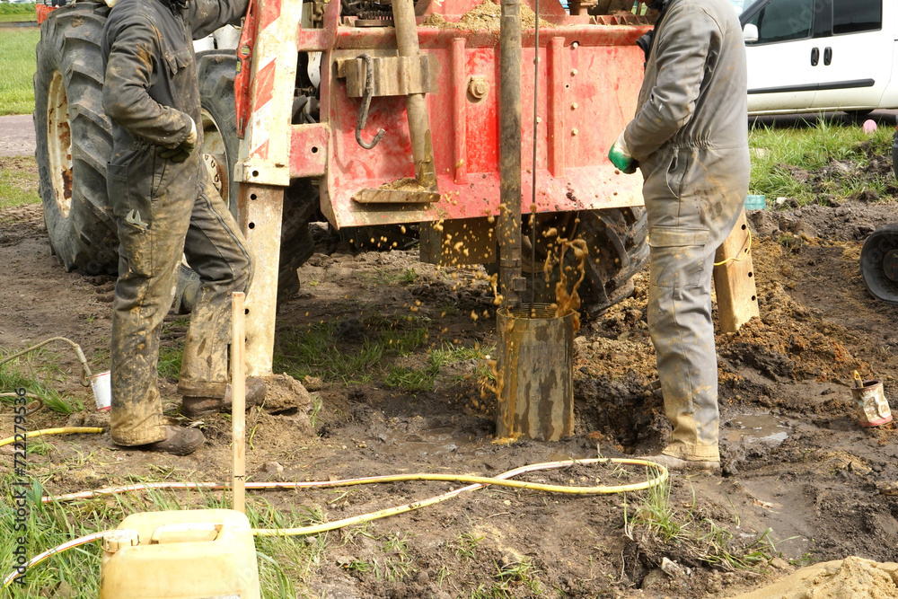 réalisation d'un forage rotary à la boue avec trépan , train de tiges ...