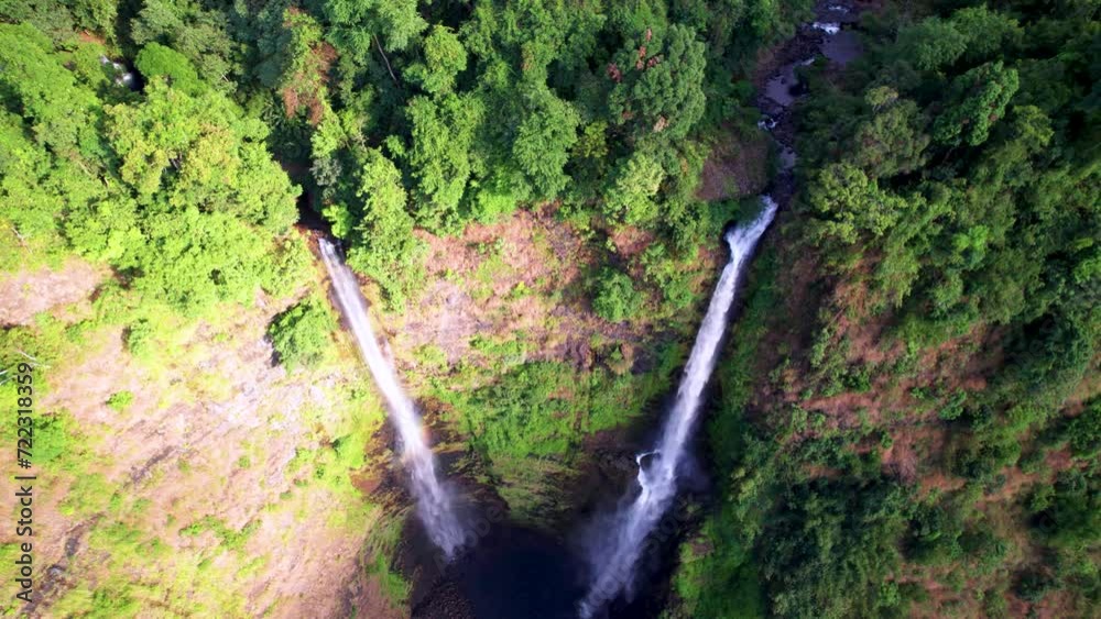 L'immense et magnifique cascade de Tad Fan se jetant dans un cratère ...