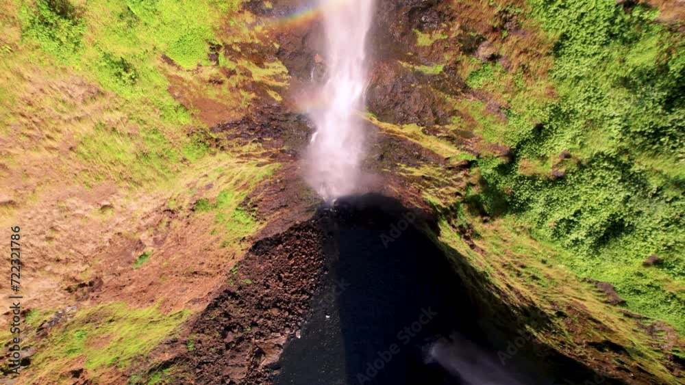 L'immense et magnifique cascade de Tad Fan se jetant dans un cratère ...