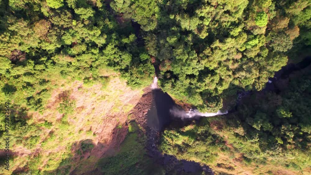 Vidéo Stock L'immense et magnifique cascade de Tad Fan se jetant dans ...