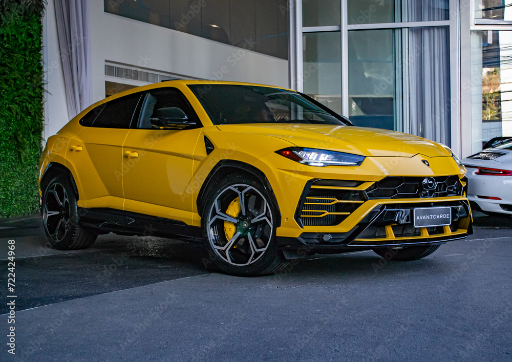 Yellow Lamborghini Urus front view three quarters - High Resolution ...