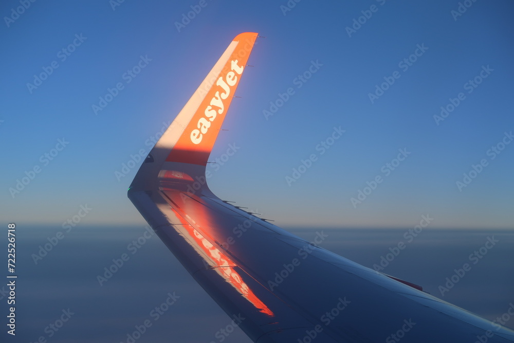 Aile d’avion de la compagnie aérienne low-cost easyJet, avec son logo ...