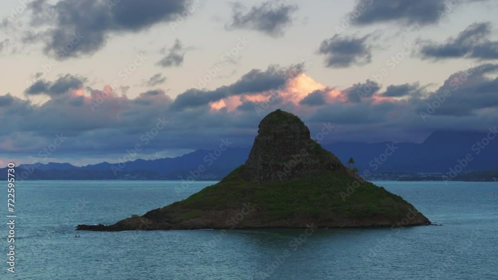 Vidéo Stock Chinamans Hat pyramid silhouette at purple sunset clouds ...