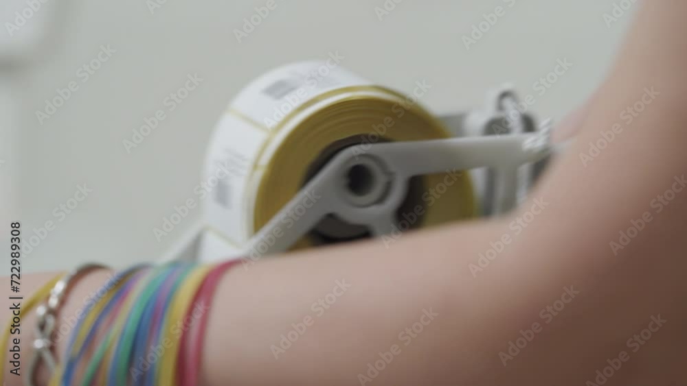 Vidéo Stock woman applying shipping barcode labels with handheld label ...