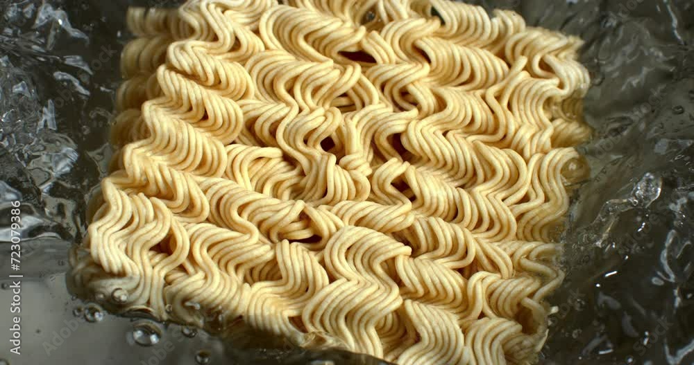 Vidéo Stock Super slow motion of asian noodles falling in pot with ...