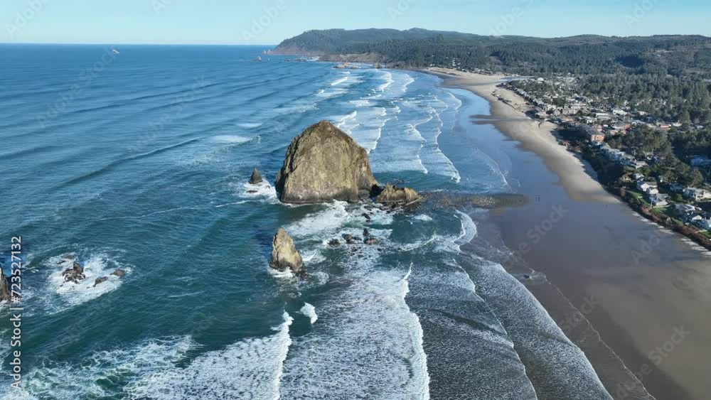 Vidéo Stock Sunlight shines down on the beautiful coastline of Cannon ...