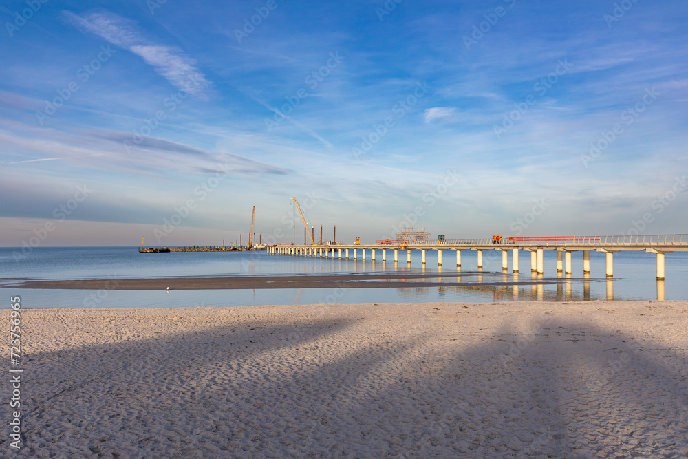 Bau der neuen Seebrücke mit Inselhafen in Prerow. Stock Photo | Adobe Stock