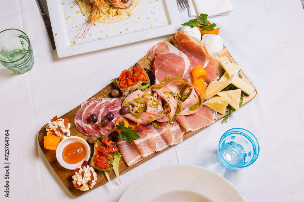 Tagliere di salumi, formaggi, marmellate e bruschette servito come ...