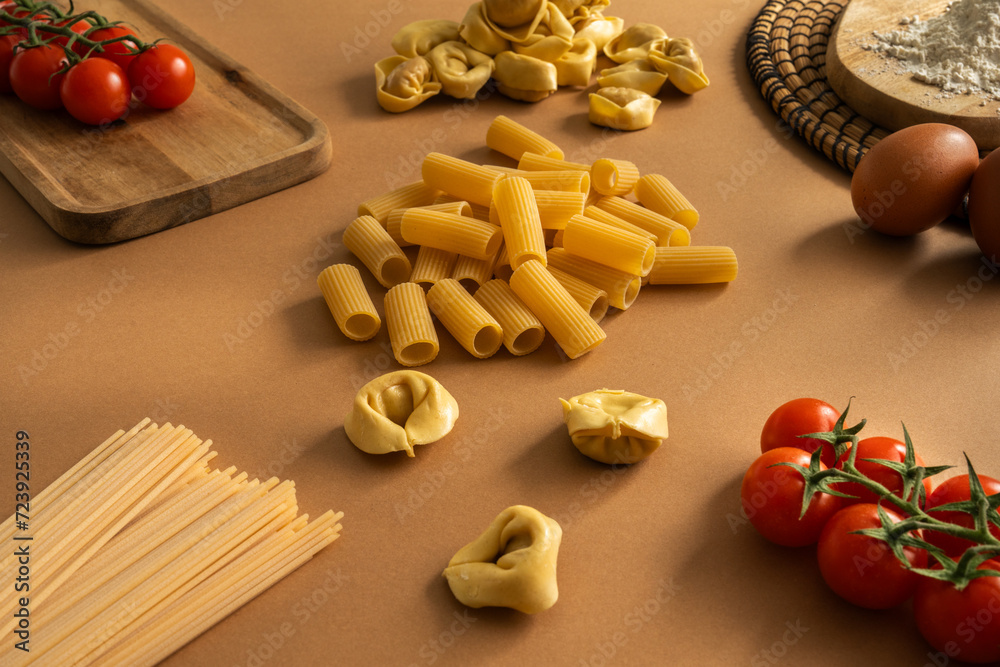 Tipos de pasta seca tomates cherry fondo madera huevos harina Stock ...