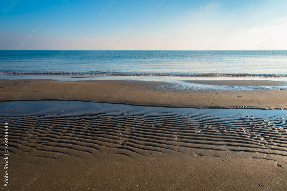 Paesaggio marino con la bassa marea sulla spiaggia di Caorle, piccola località di mare in ...