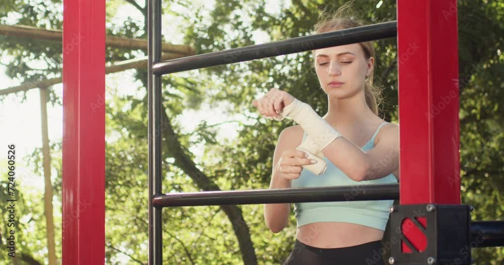 Vidéo Stock An athlete received a slight injury while playing sports ...