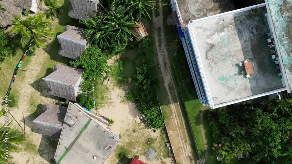 Vidéo Stock Traditional Hut And Palm Trees At The Resort In Baras ...