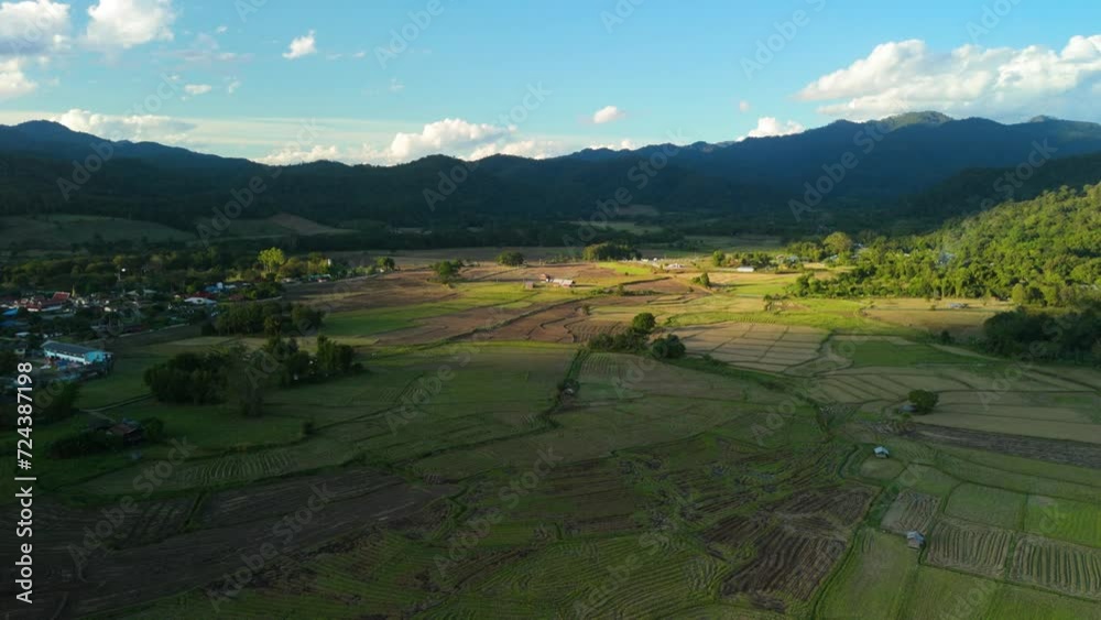 Vidéo Stock Last Sunlight of the Day in the Beautiful Mountain Valley ...