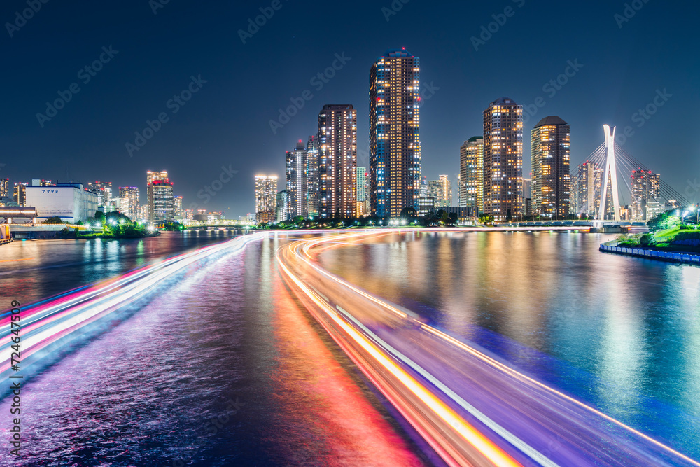 隅田川の都市夜景 佃島に向かってのびる船の光跡【東京都・中央区】 Night view of the city of the Sumida ...