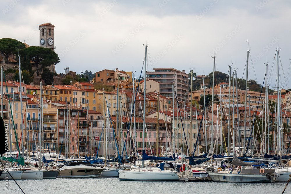 vue du port de cannes, la marina, mer bleue azur, bateaux, voiliers ...
