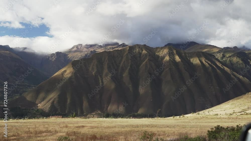 Vidéo Stock sun and clouds moving over the folded mountain ranges in ...