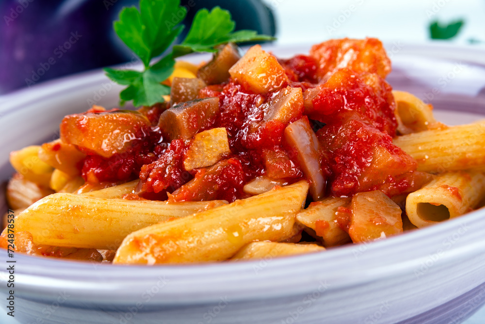 Pasta alla norma, ricetta tipica di pasta condita con sugo di melanzane ...