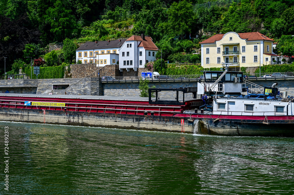 Binnenschifffahrt auf der Donau bei Passau, Frachter, Schiff fährt an ...