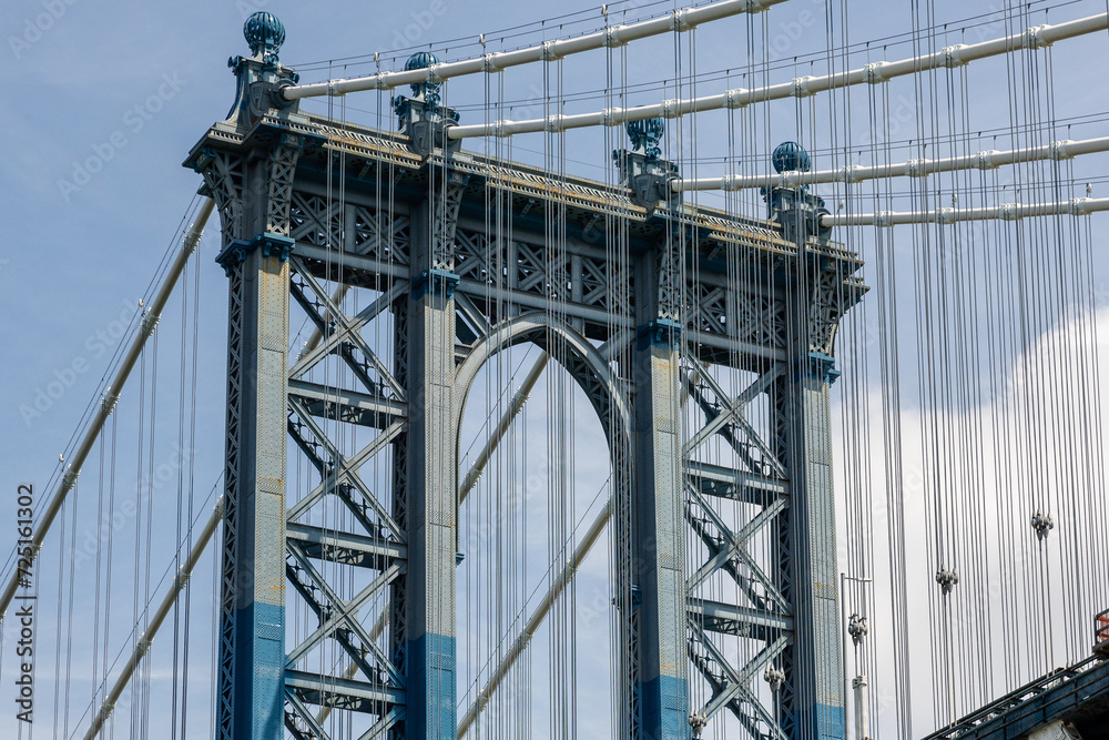 High resolution detail of the Manhattan bridge, taken from Dumbo ...