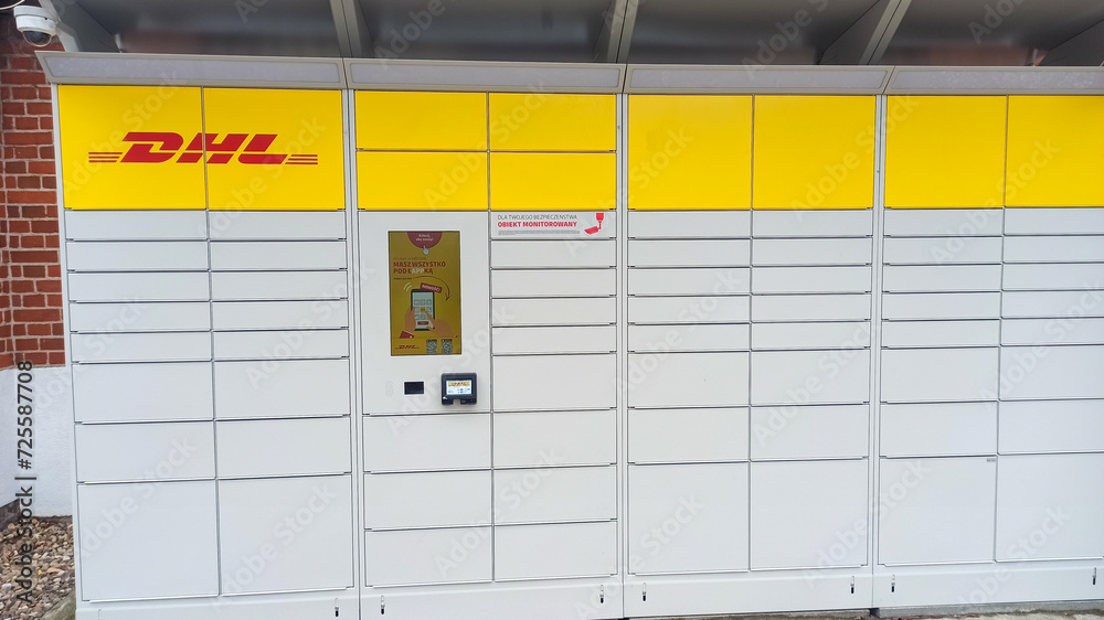 Wroclaw, Polska - 31 stycznia 2024: nowy paczkomat DHL we Wrocławiu przy ulicy Długosza. Stock ...