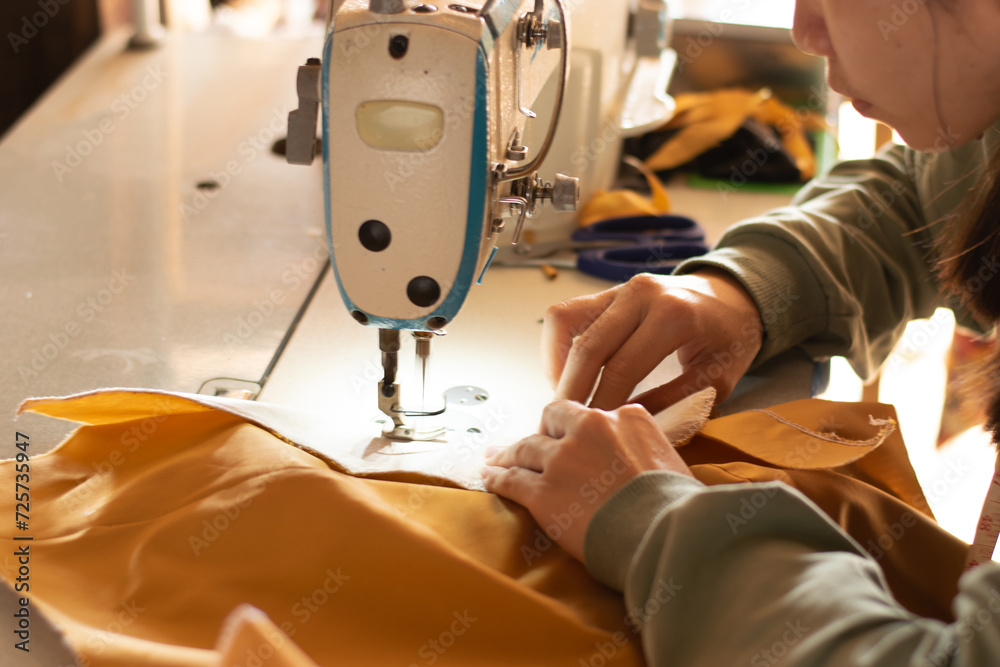 The lady who sews by hand uses modern sewing machinery to sew, DIY ...