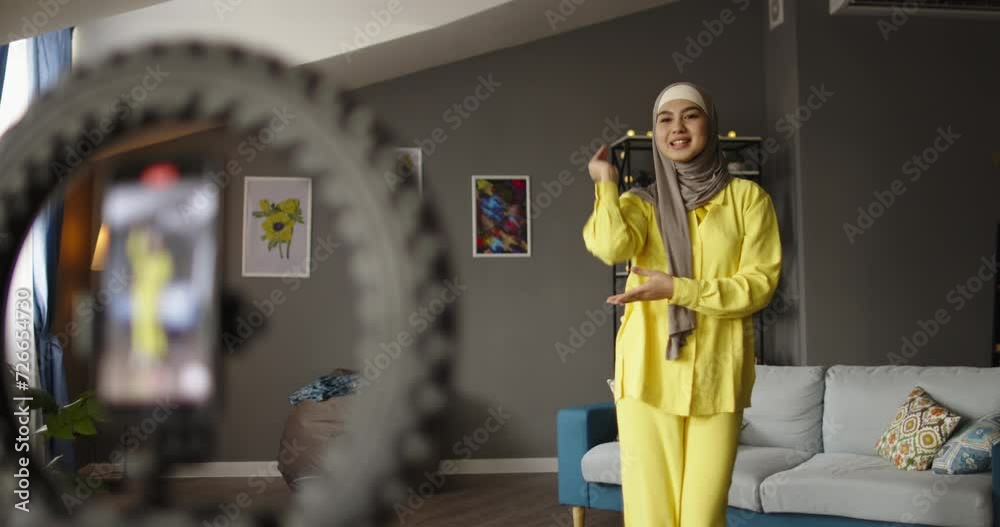 Vidéo Stock Muslim woman dancing, recording video on phone. Woman in ...