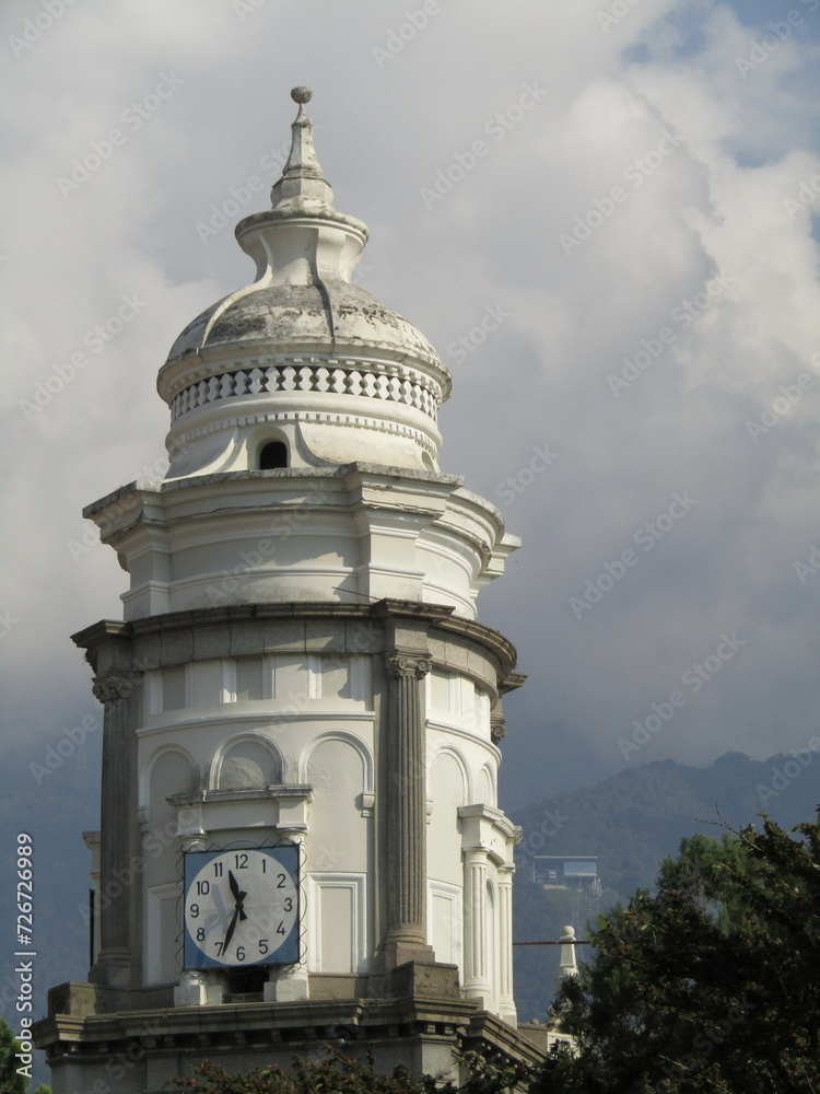 Catedral de merida venezuela y de fondo el teleferico mas alto de ...