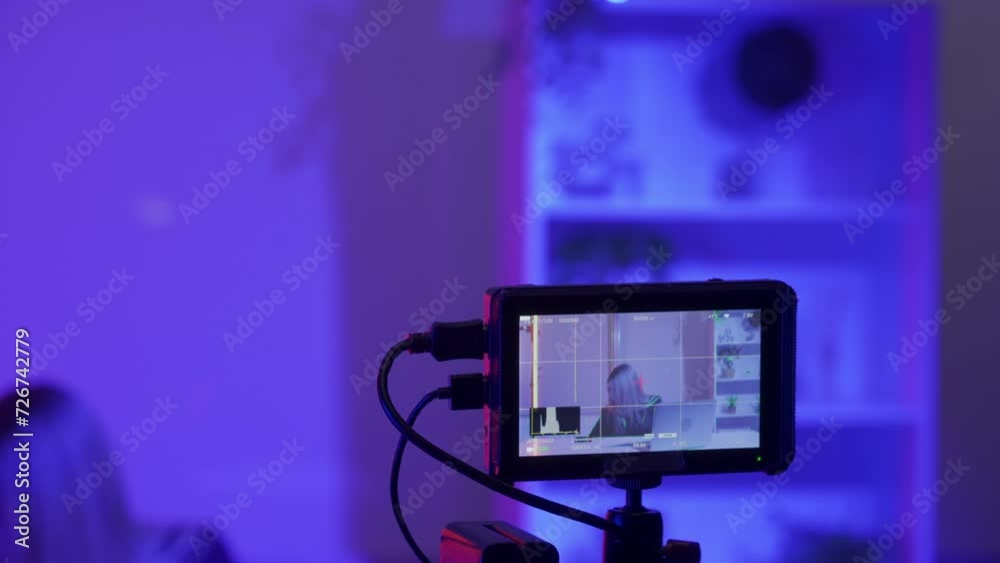 Vidéo Stock Camera on a tripod against a blurred background of a female ...