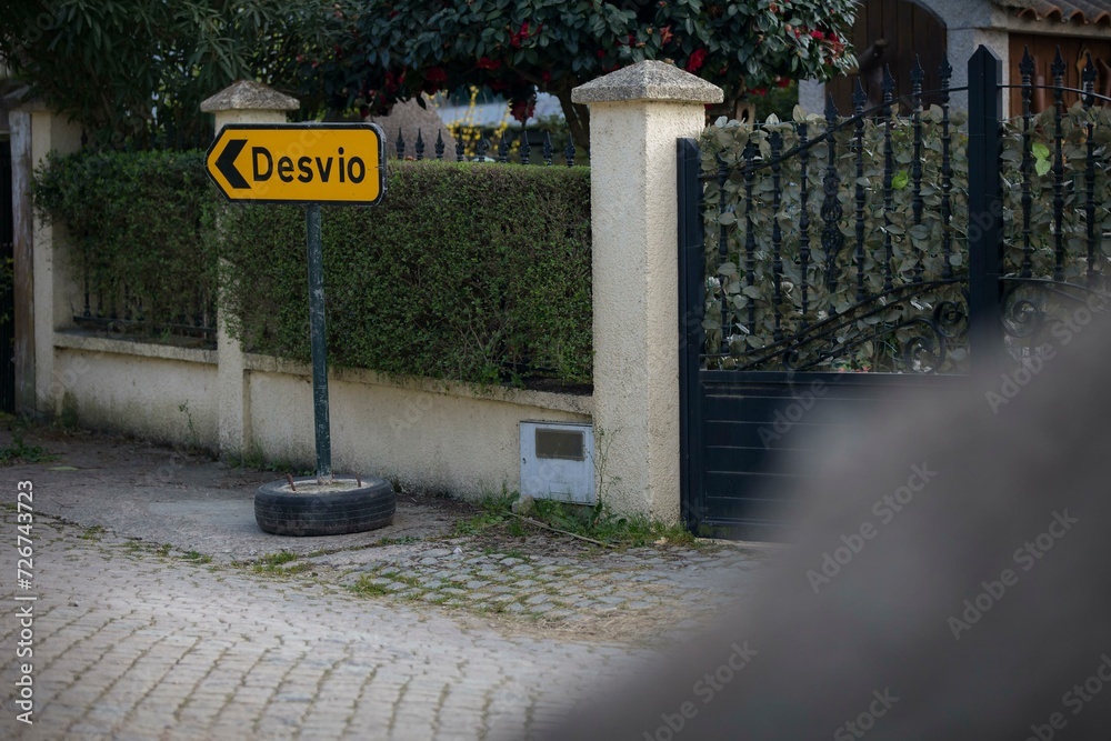 Detalhe de sinal de transito temporário a indicar a direção do DESVIO ...