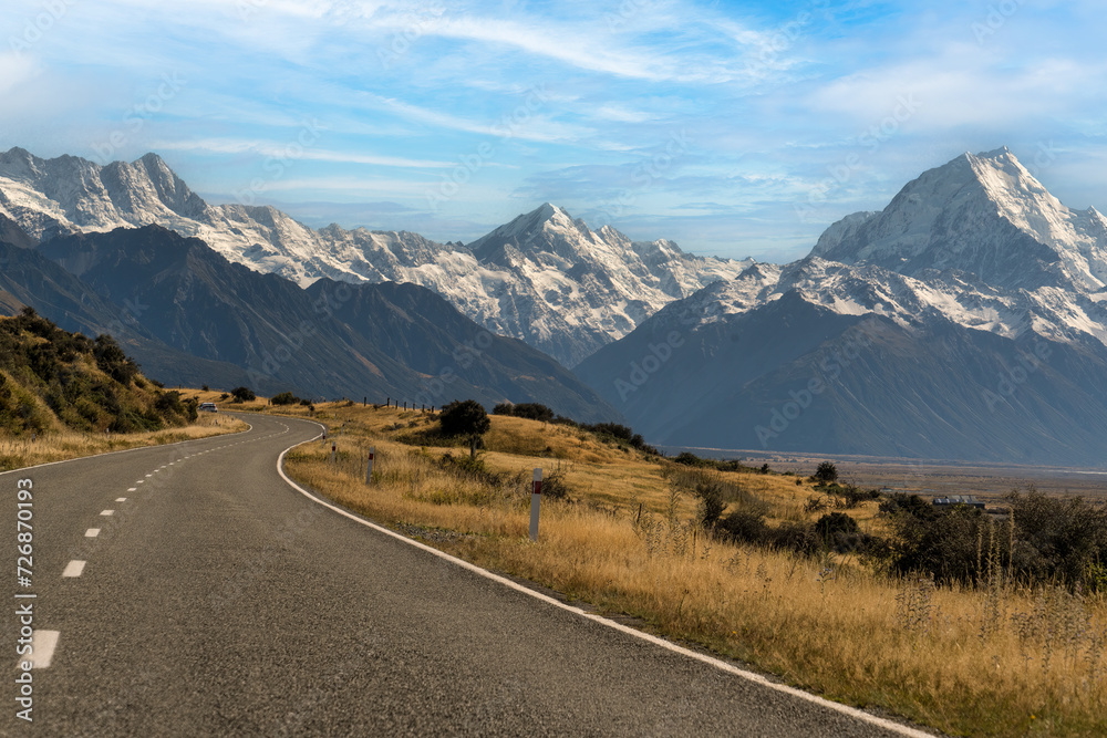 Foto de Mount Cook road heading to the snow capped alps in the Aoraki ...