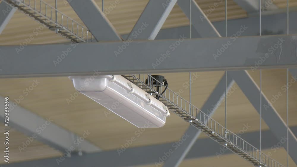 Vidéo Stock Metal structure of the roof frame in an industrial hangar ...