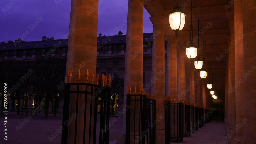 Promenade entre des colonnes gothiques et historiques, la nuit ...