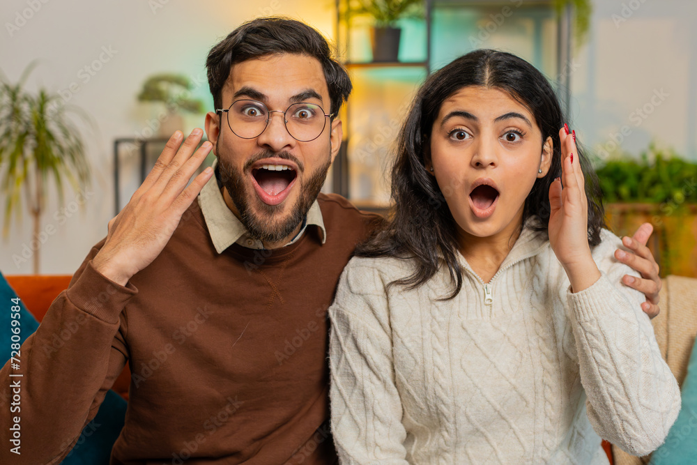 Portrait of amazed shocked couple with wow reaction open mouth looking ...