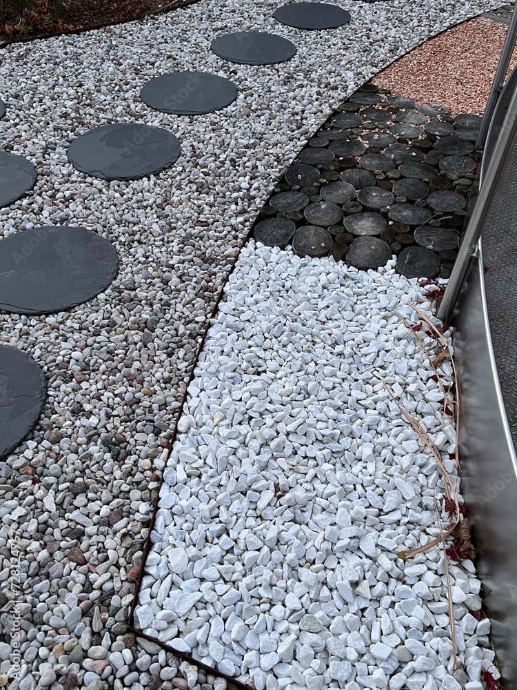 Modern garden design: round slabs laid in pebbles and a barefoot path ...