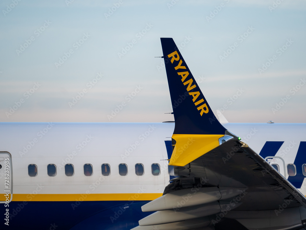 Ryanair Boeing 737 Max 8 split-tip winglet also called split-scimitar ...