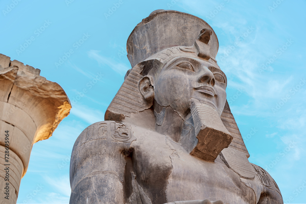 Foto de Seated statue of Ramesses II by the First pylon of the Luxor ...