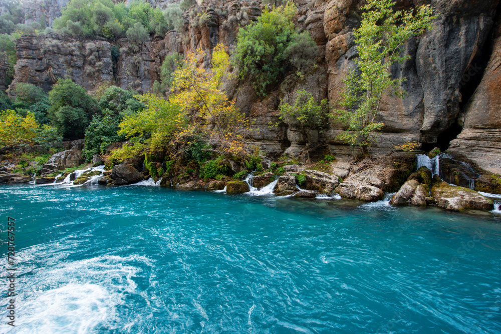Foto de Transparent waters of Kopru River (Köprüçay, ancient Eurymedon ...