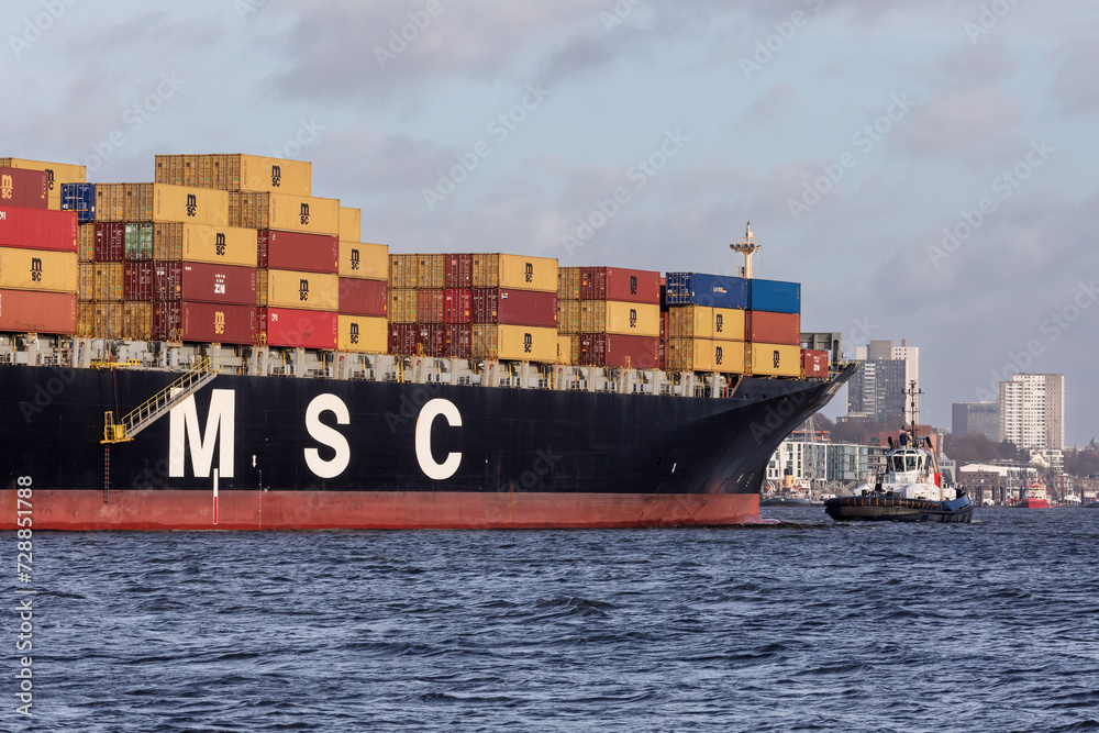 Das Containerschiff MSC Fabienne auf der Elbe beim Einlaufen in den ...