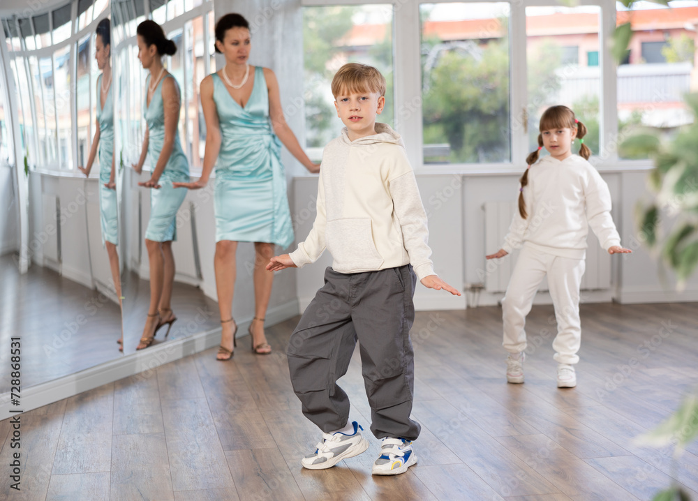 Boy with girl during contemporary boogie woogie dancing lesson ...