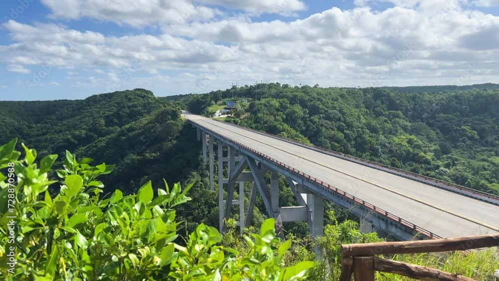 Vidéo Stock The Bacunayagua Bridge is a landmark of the Island of ...